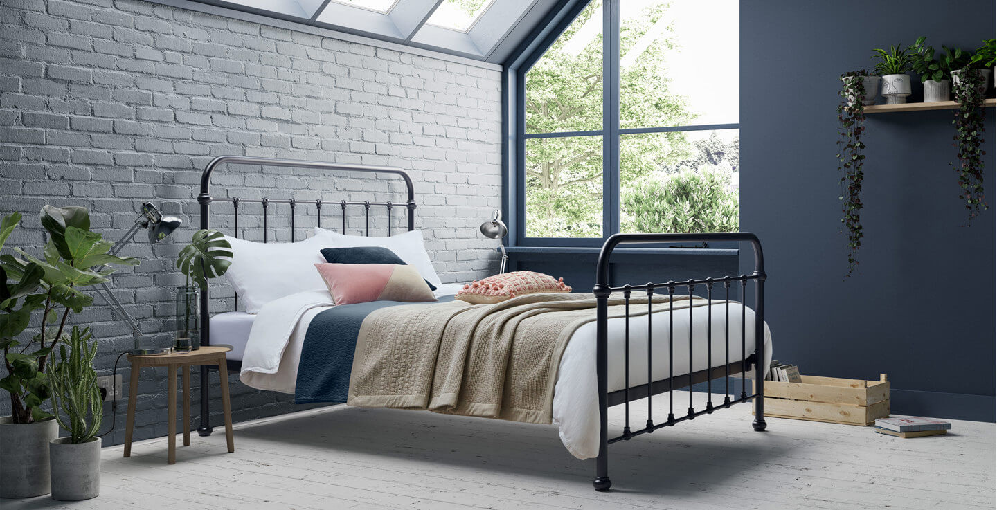 Oliver Bed | Feather & Black
